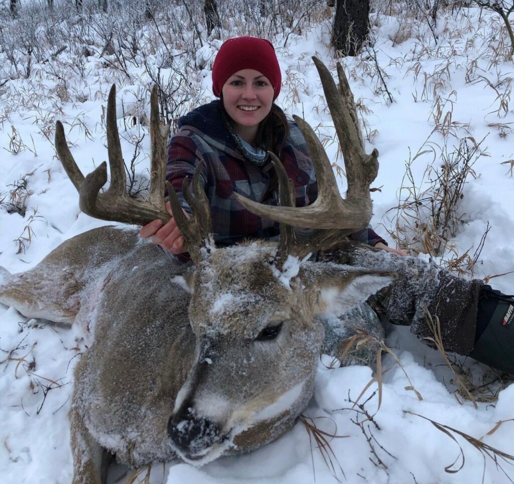 Saskatchewan Huntress Smokes 7 1/2-Year Old, 170-Class Buck - Big Deer