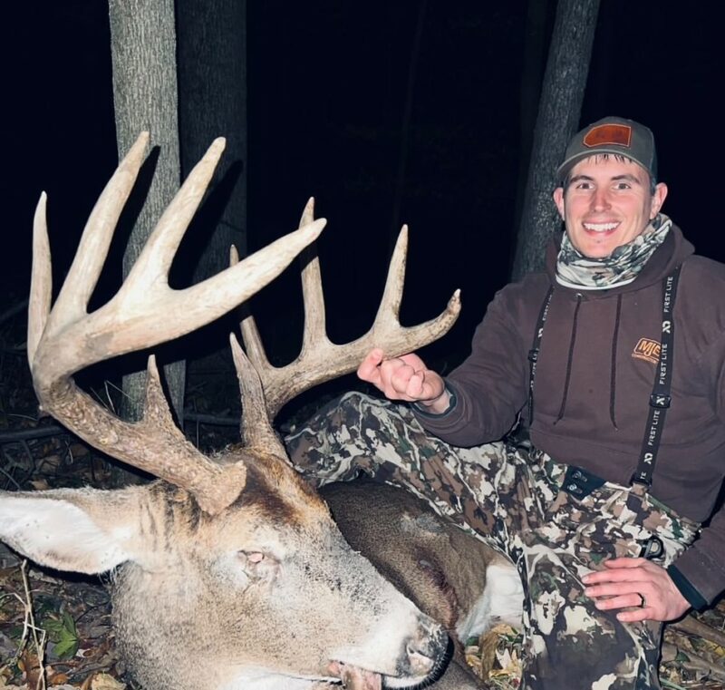 Illinois Bowhunter Shoots Huge Buck At 3 Yards! - Big Deer
